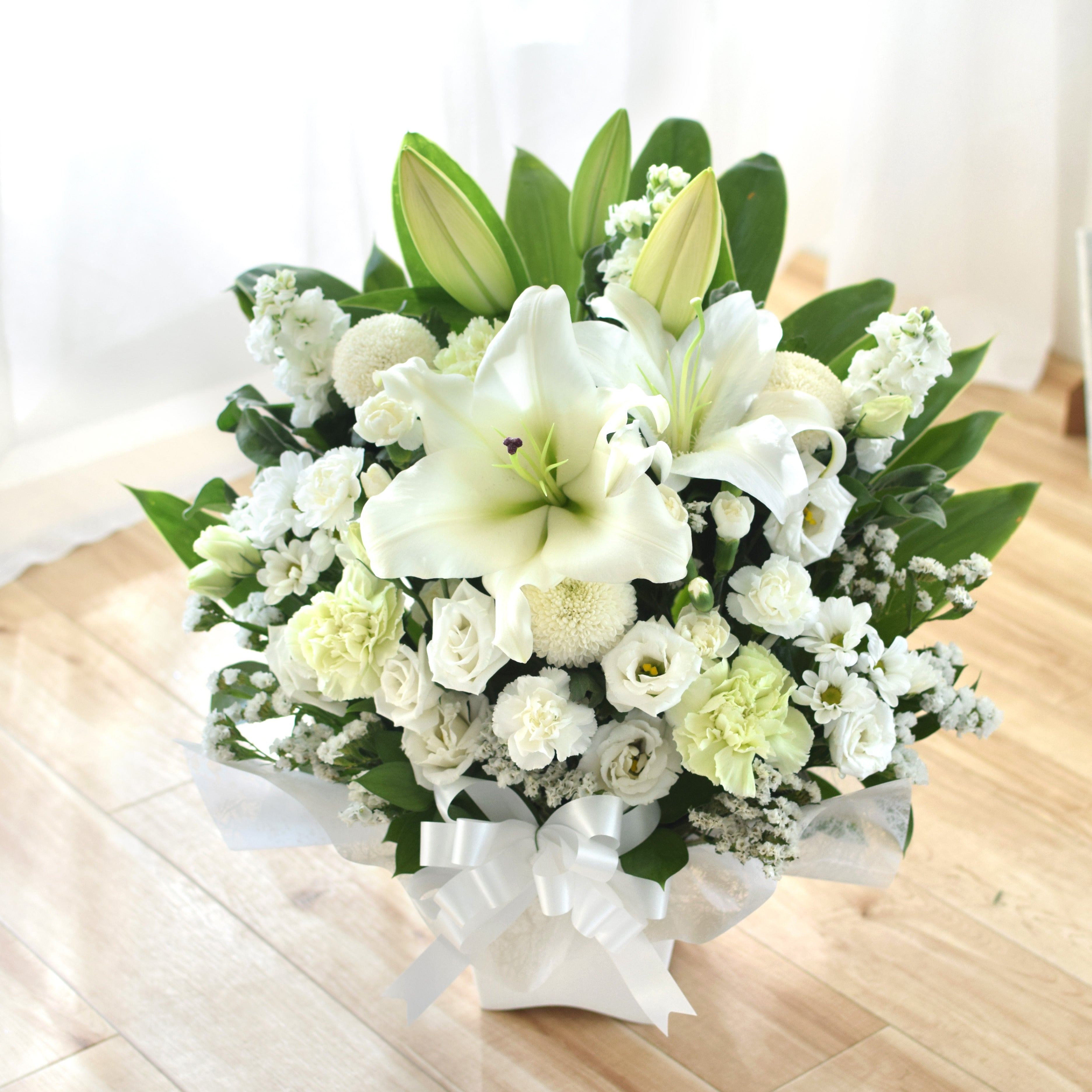 Sympathy Standing Bouquet (M) White – Oritz Shop